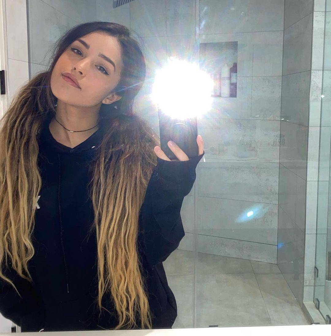 Rae Selfie Scrolller