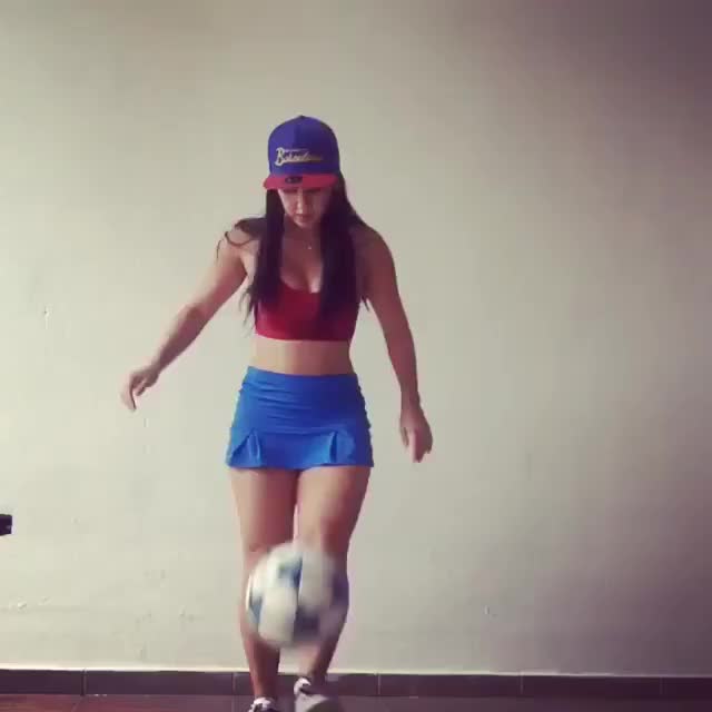 Raquel Benetti freestyle soccer moves | Scrolller
