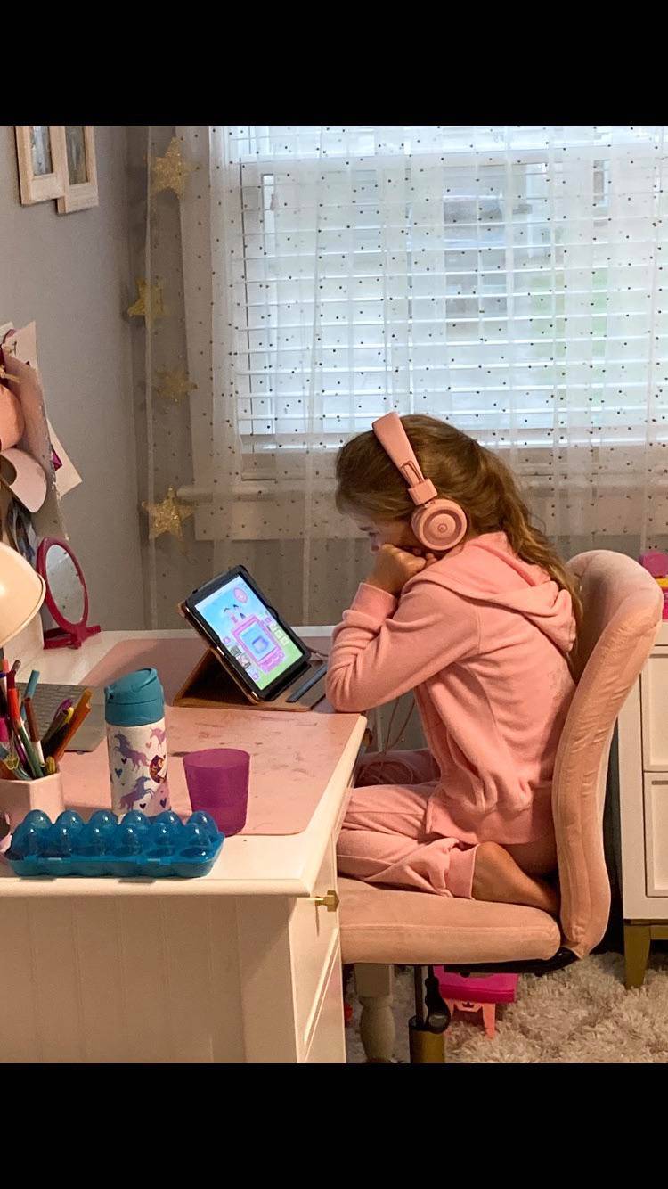 Real life lofi girl.. first grader remote learning | Scrolller