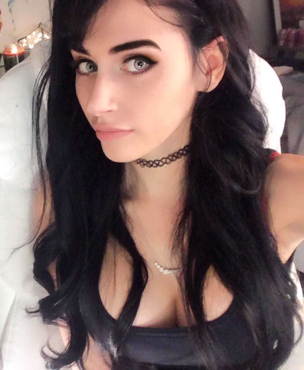 Rebellious goth elf doesn't want to move to the West, all of her friends are in Middle-earth ...