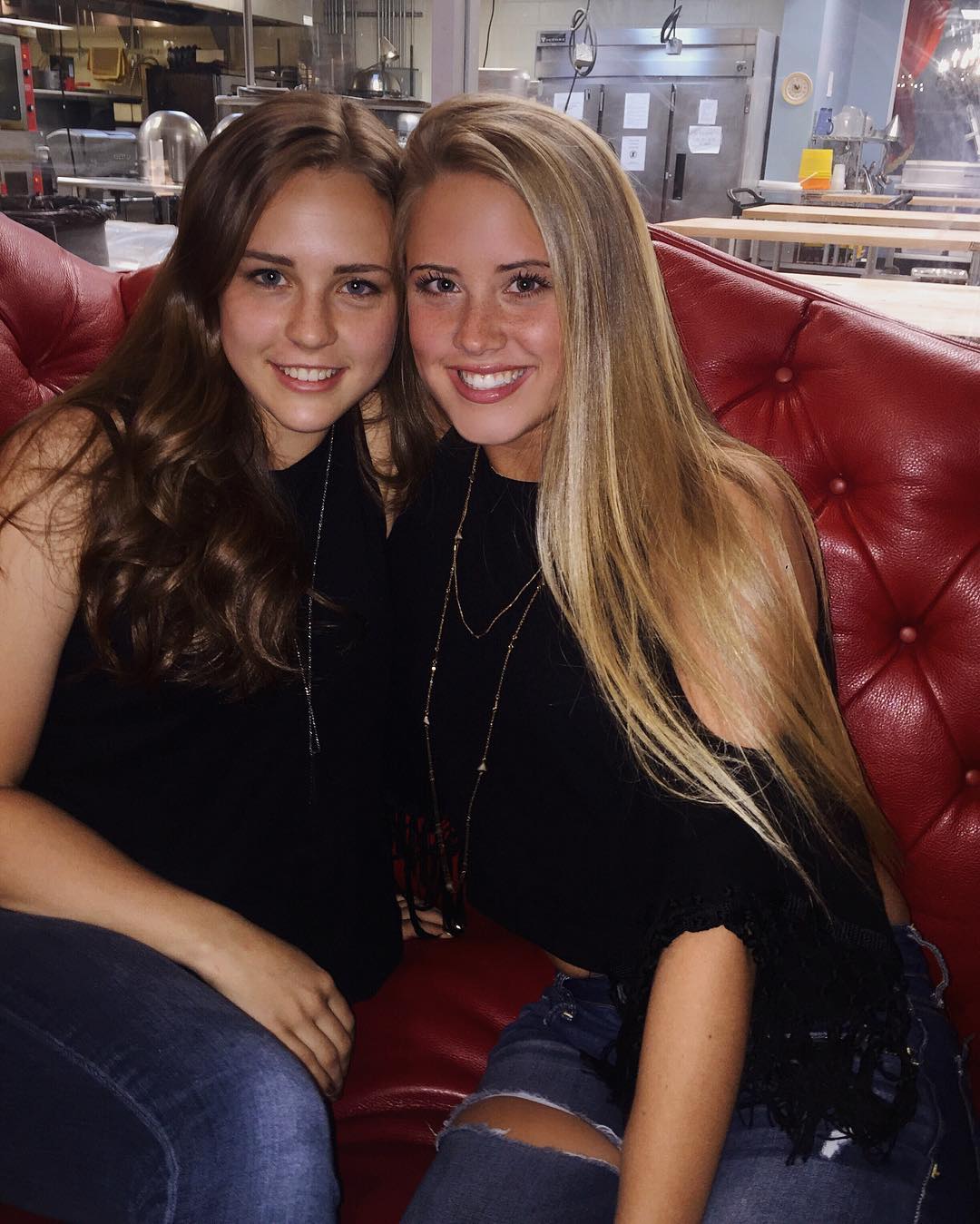 Red couch | Scrolller