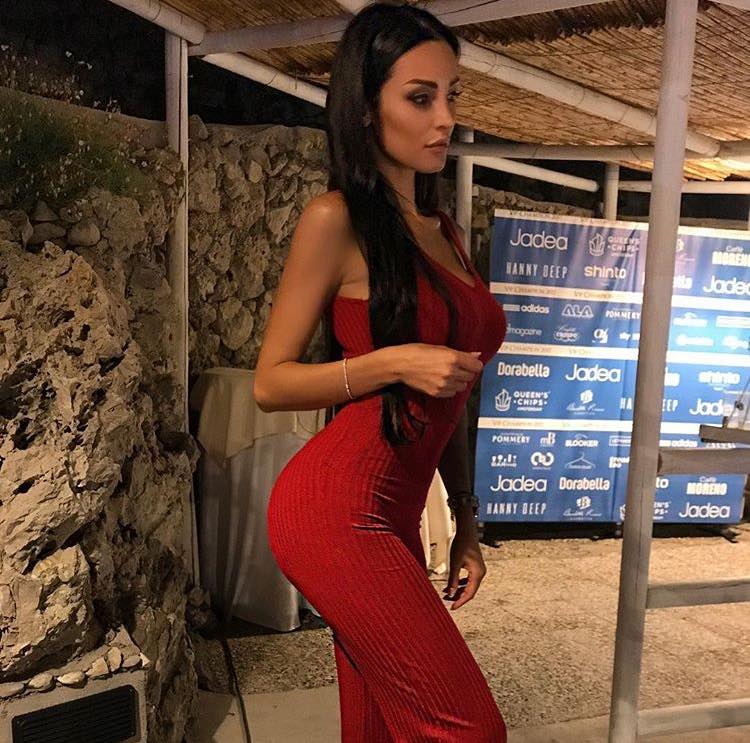 Red Curves | Scrolller