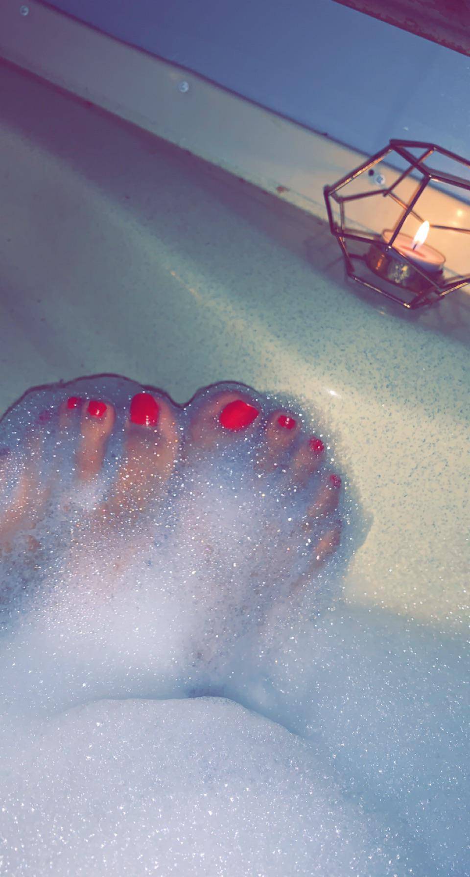 Red hot bath toes | Scrolller