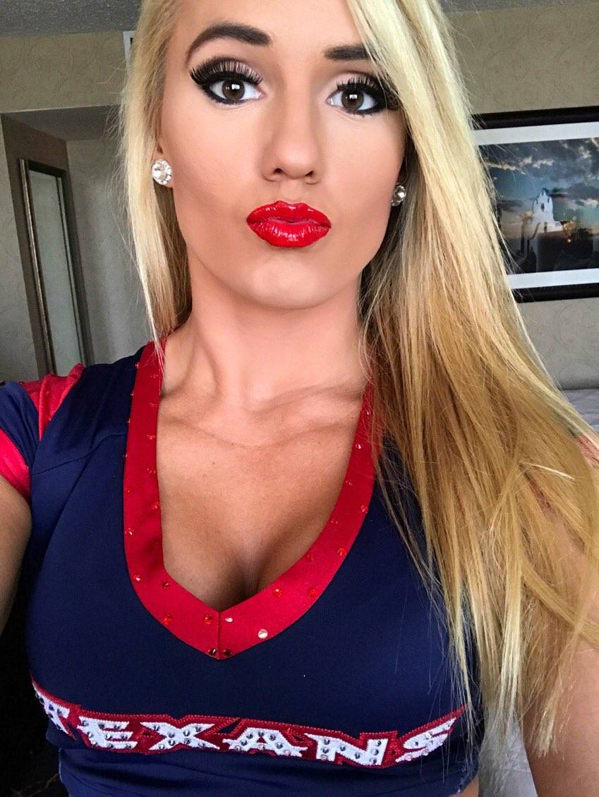 Red HOTT lips! | Scrolller