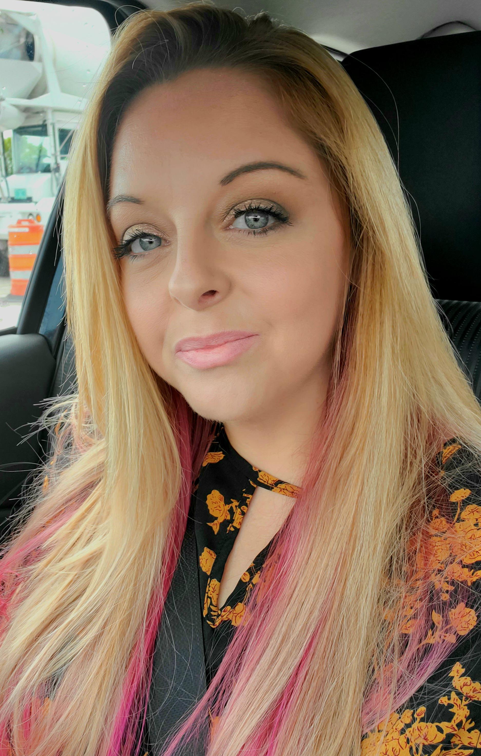 Red Light Selfie [34F] | Scrolller