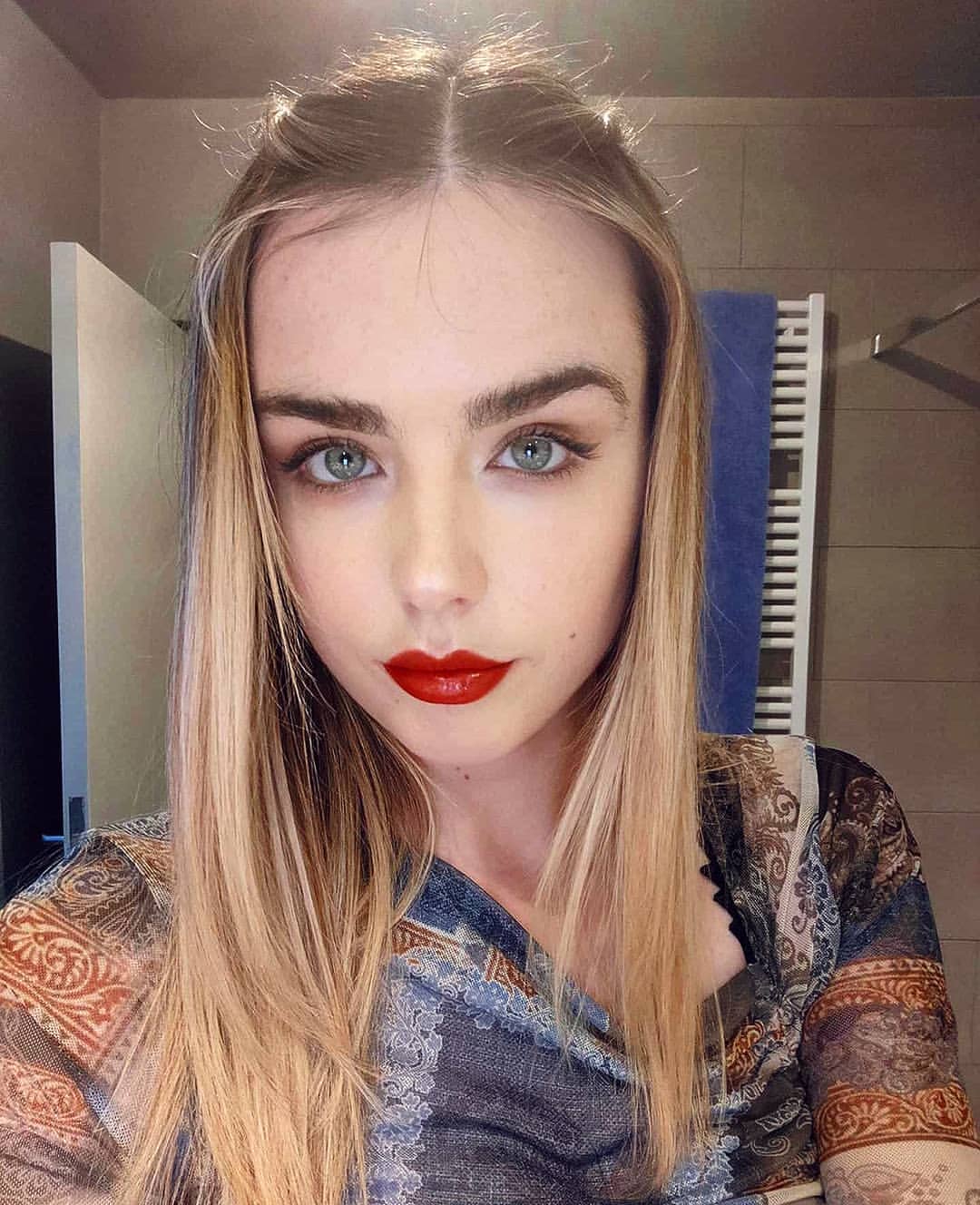 Red lips | Scrolller