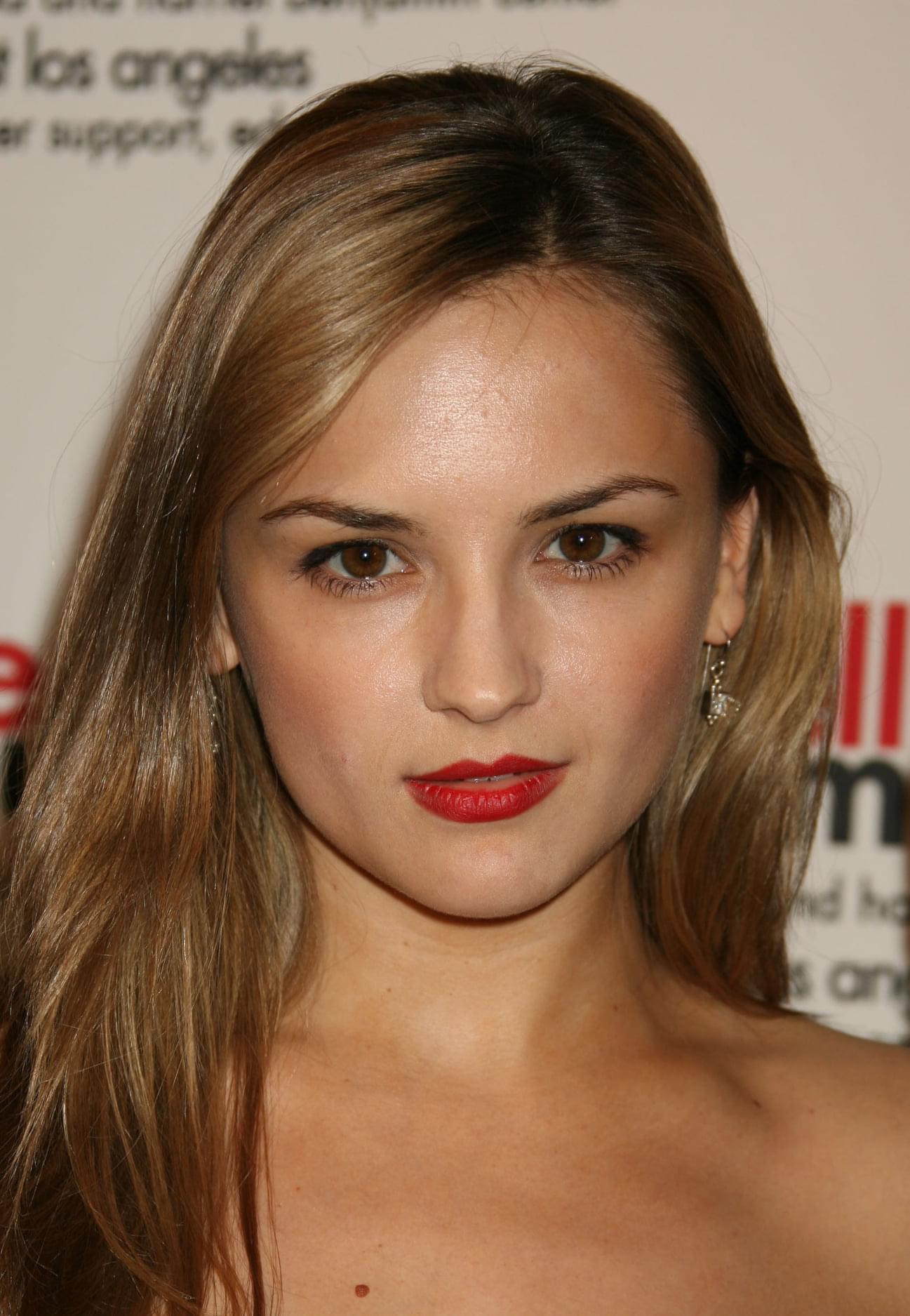 Red Lips | Scrolller