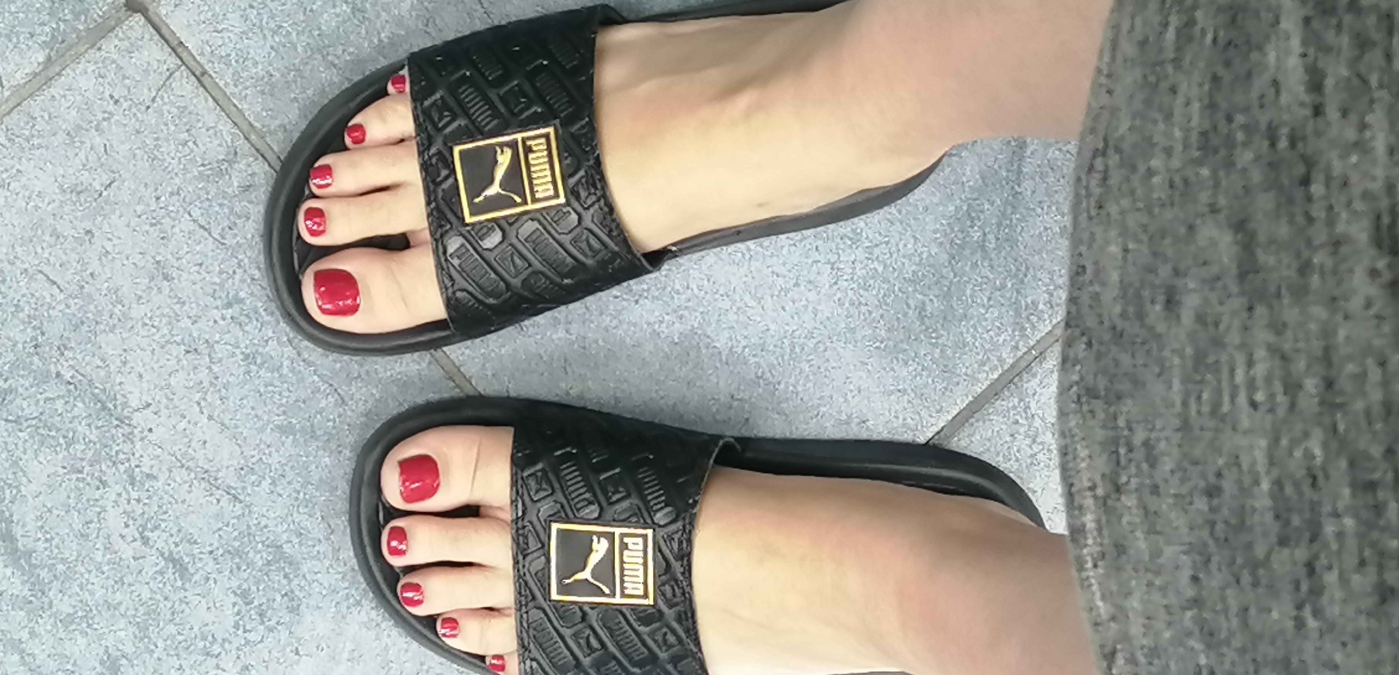Red toes and puma's | Scrolller