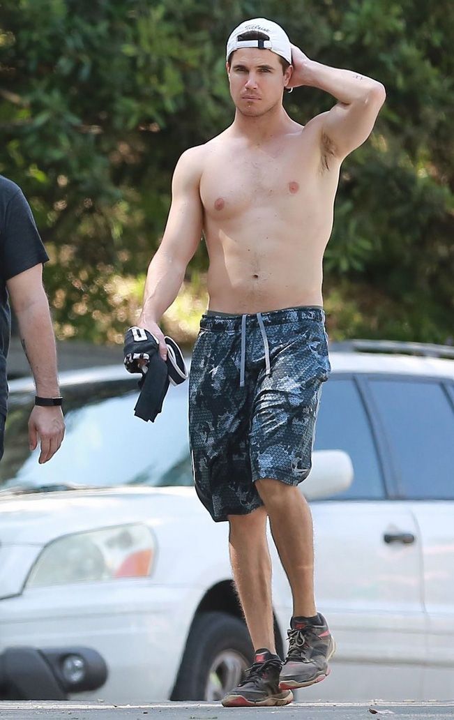 Robbie Amell - Canadian Actor | Scrolller