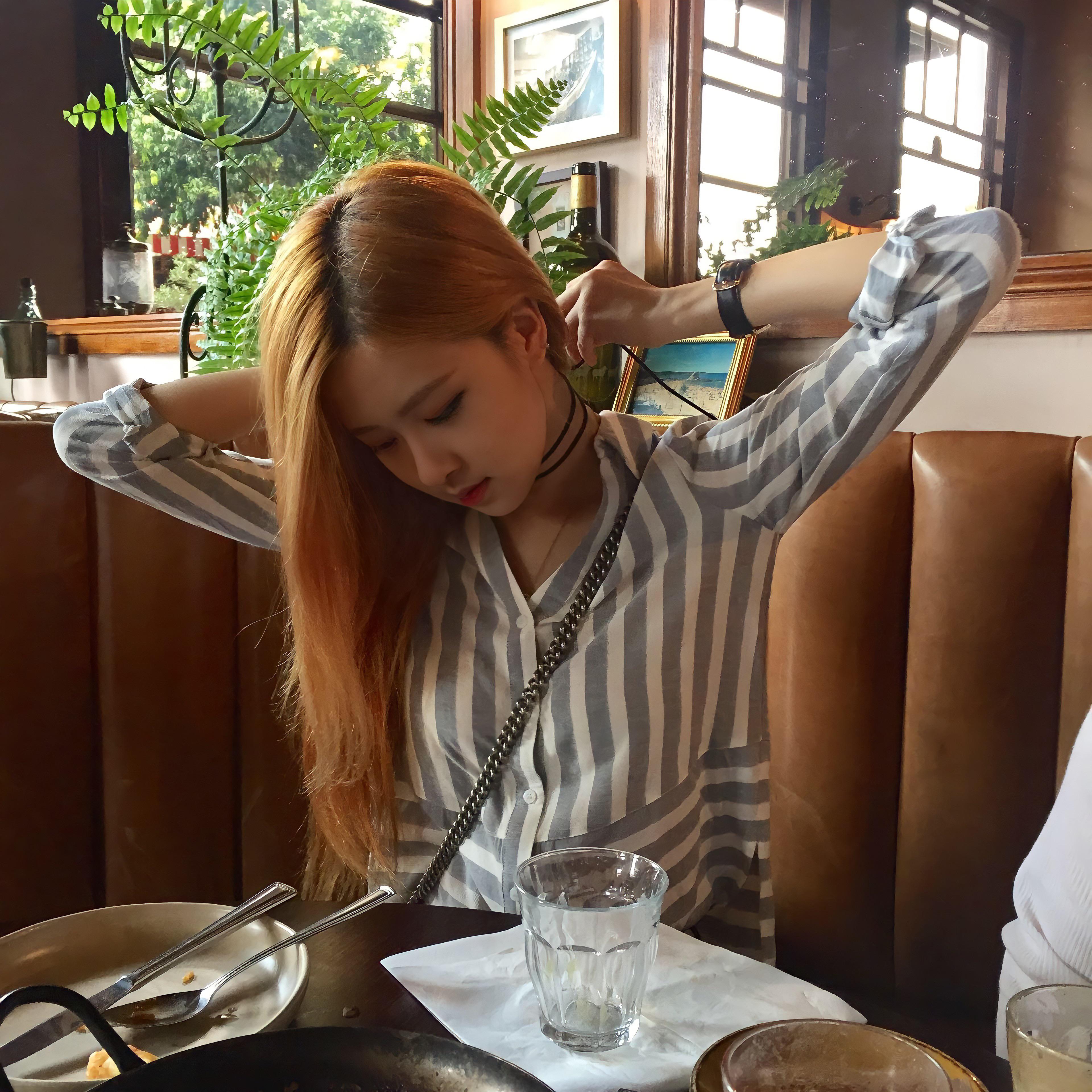 Rosé Scrolller