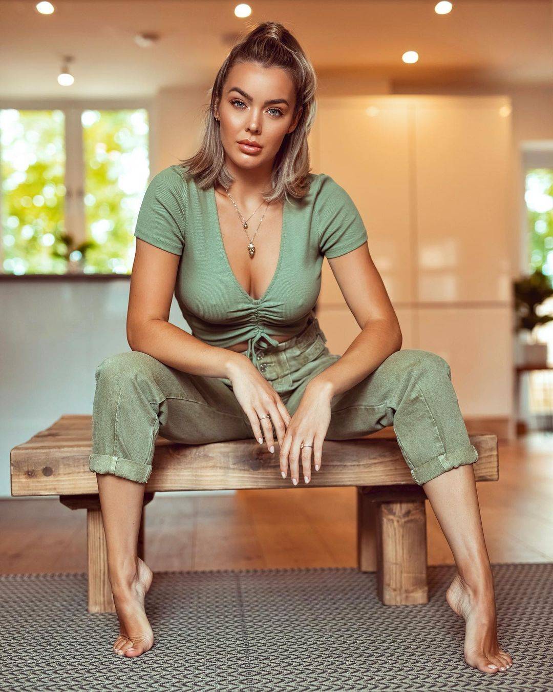 Rosie Robinson | Scrolller