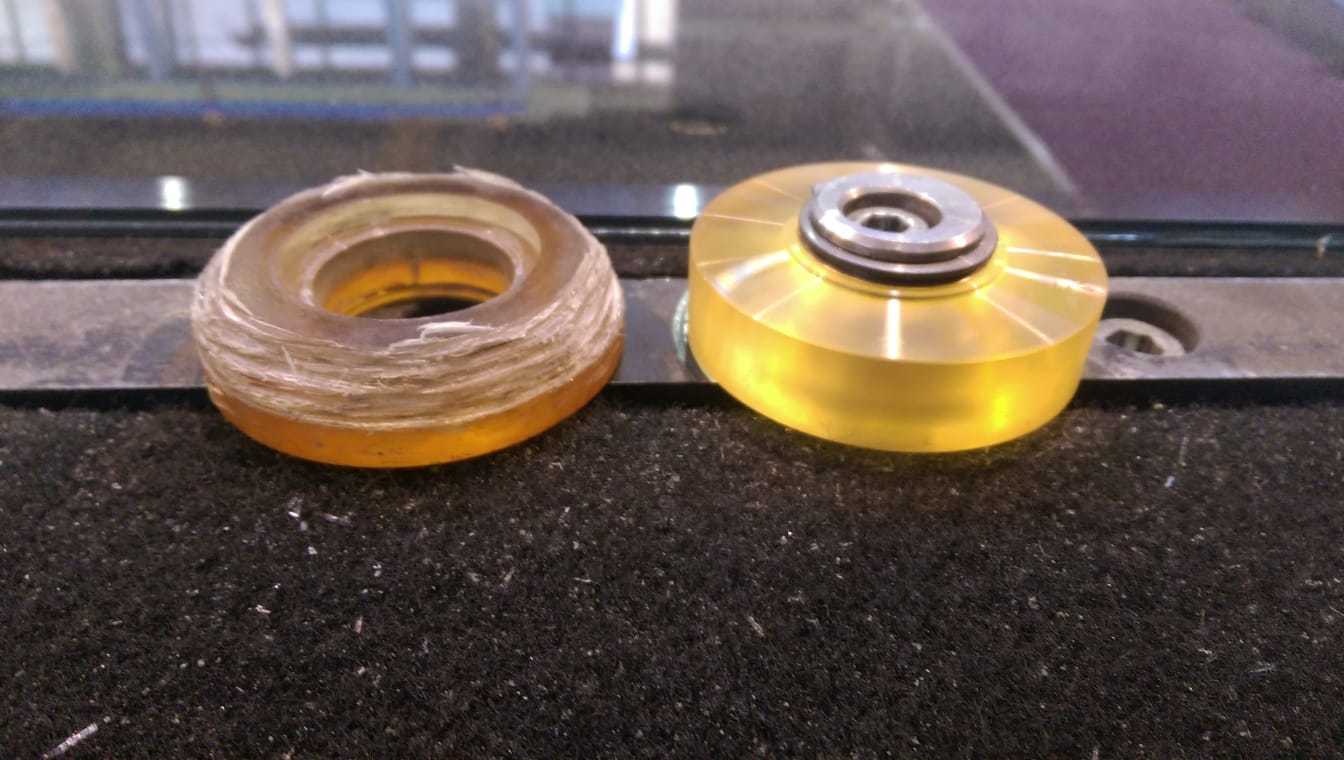 Rubber wheel on a glass cutting table, a 1/2 year difference | Scrolller