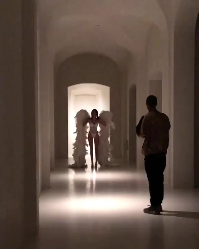 Runway walk | Scrolller