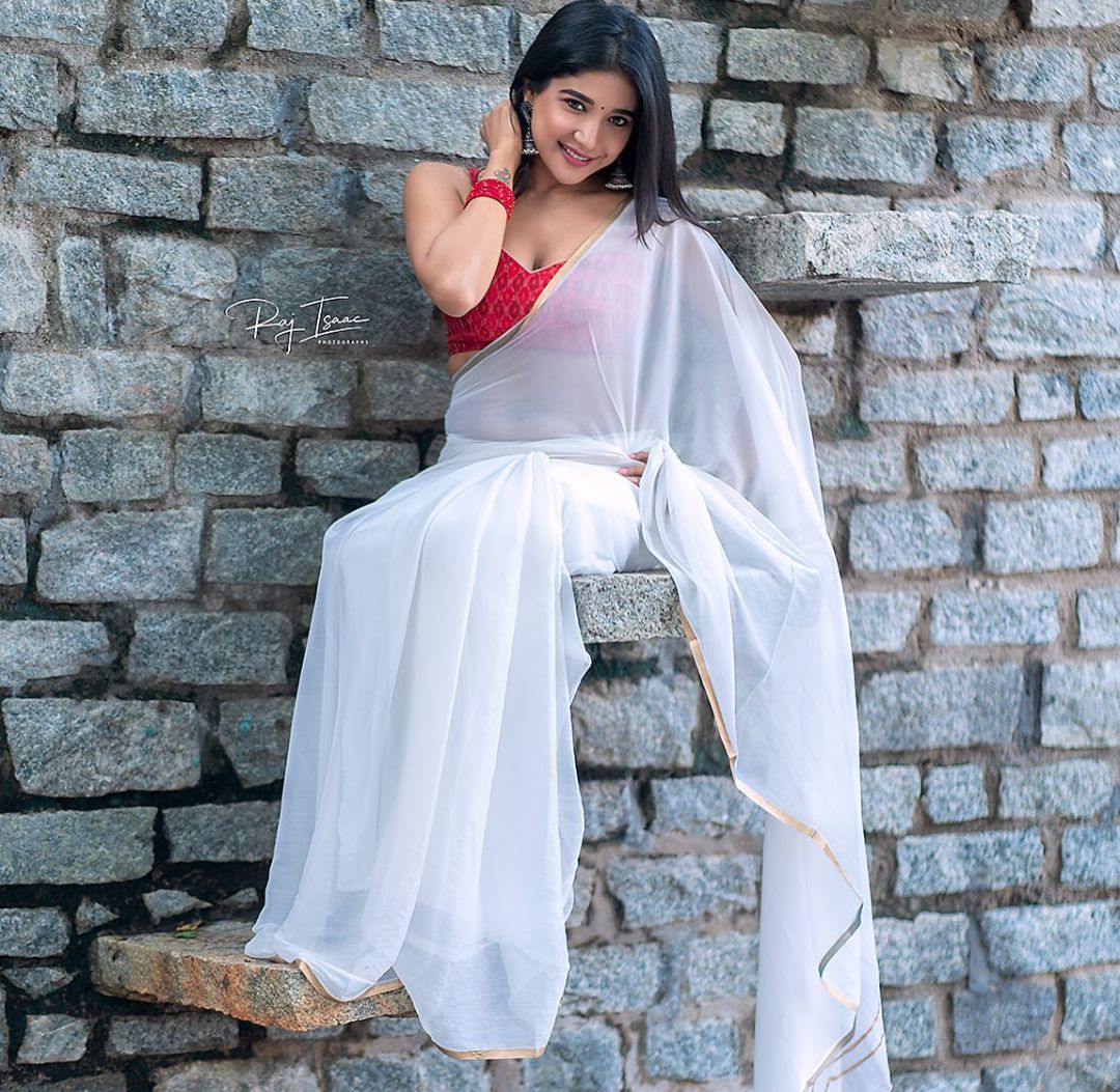 Sakshi Agarwal navel in red blouse and white transparent saree | Scrolller
