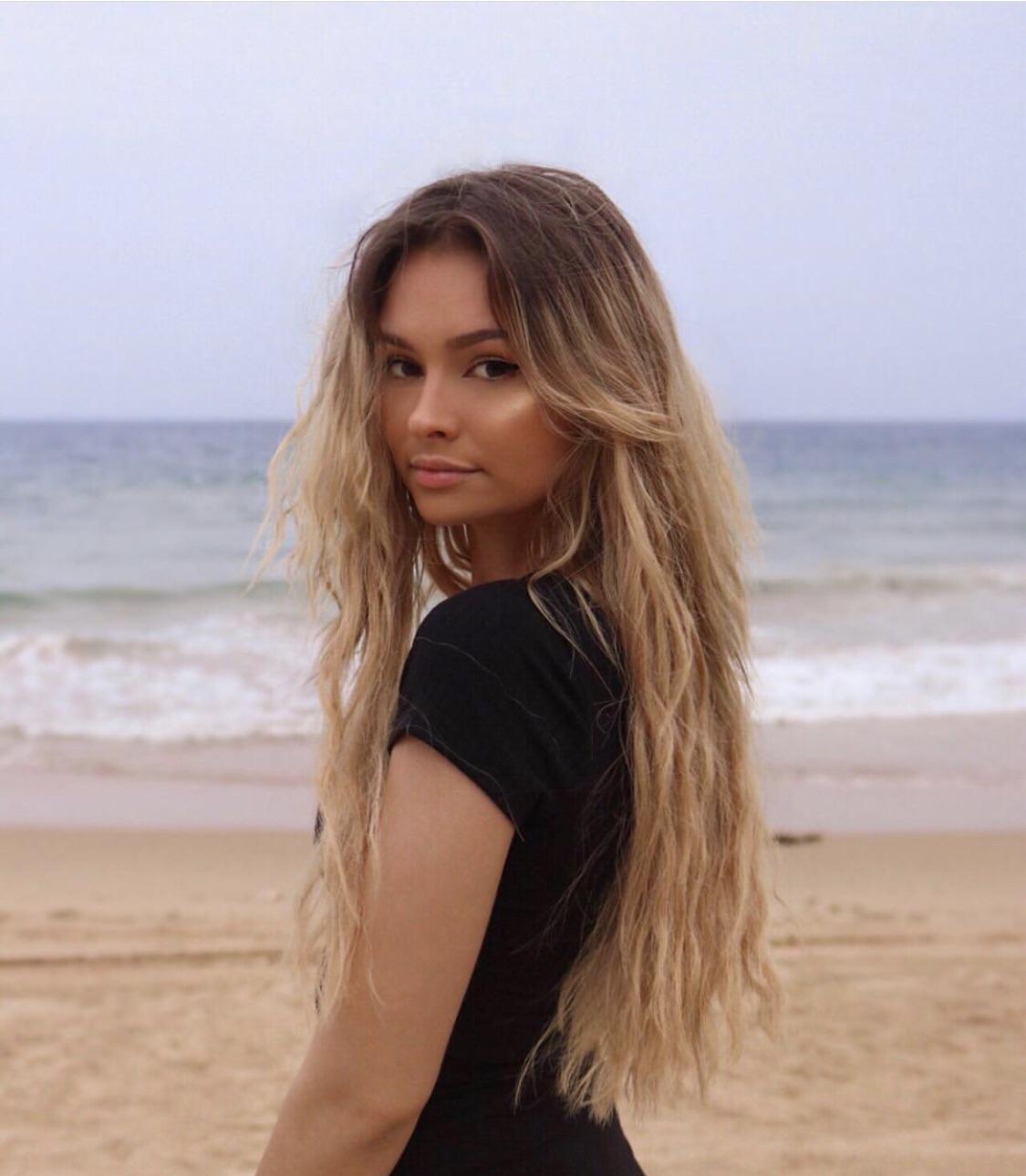 Same pose, different place | Scrolller