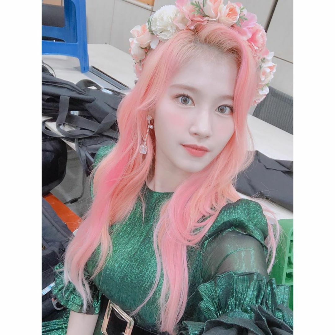 Sana with her flower crown | Scrolller