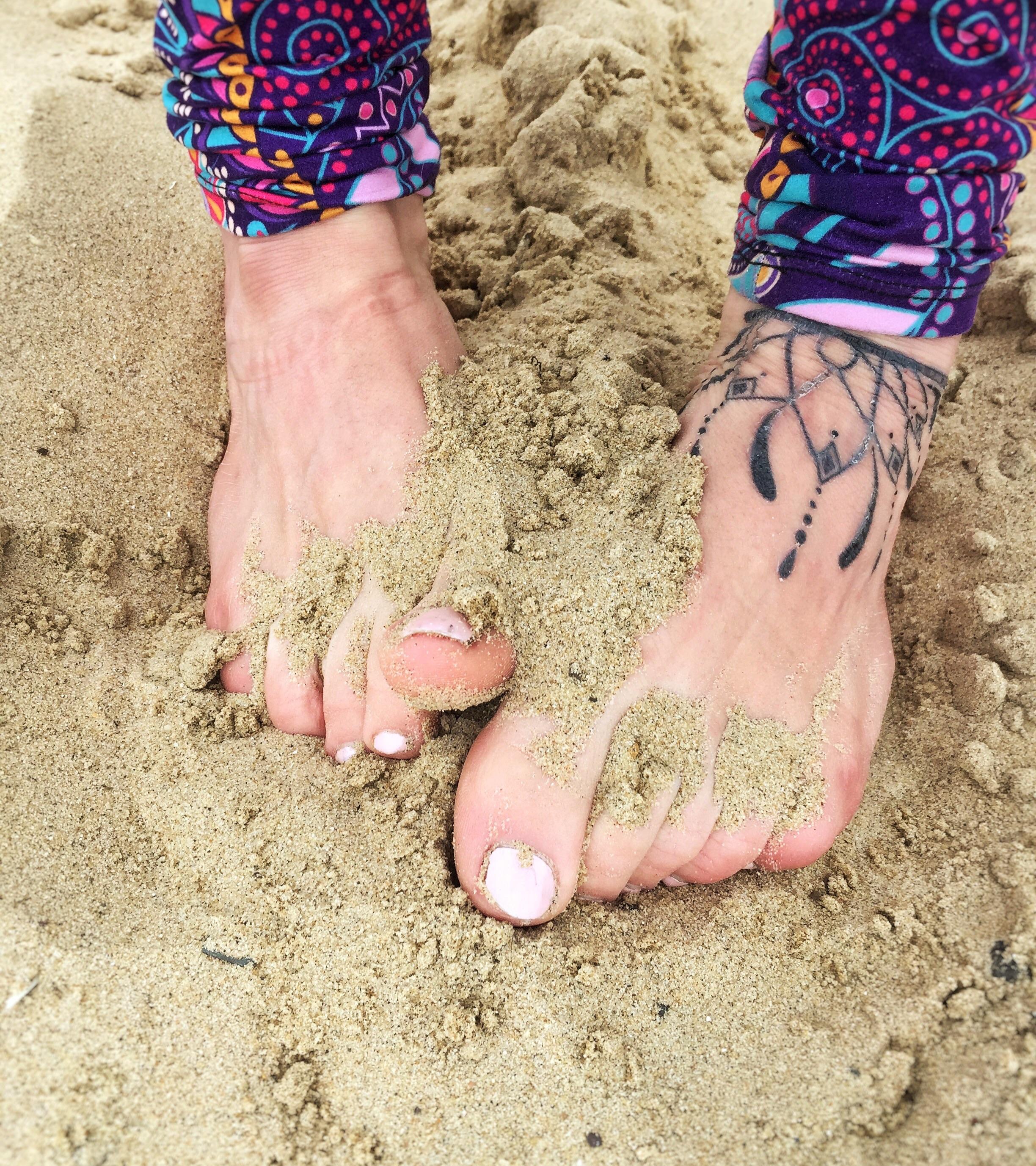 Sandy feet 👣 | Scrolller