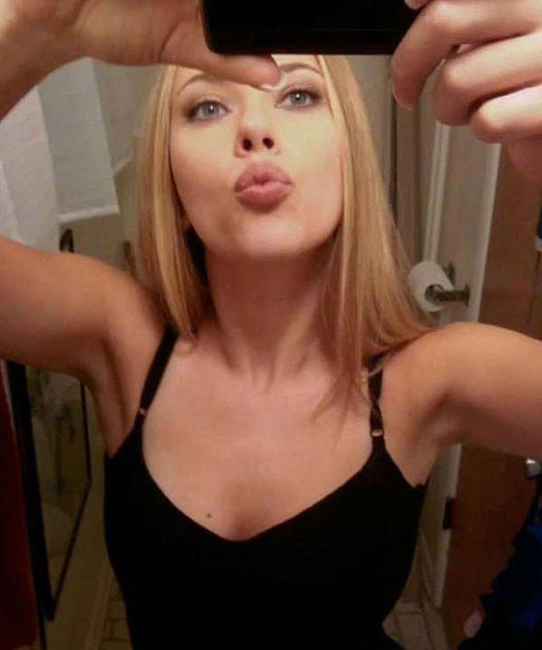 Scarlett Johansson selfie in Don Jon (2013). | Scrolller