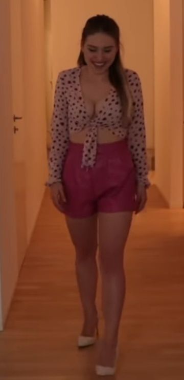 Schön die titten zeigen | Scrolller