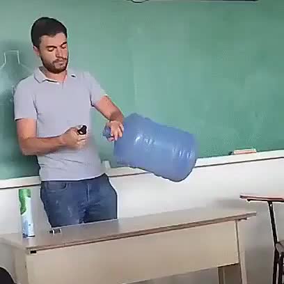 Science teacher wows his students | Scrolller