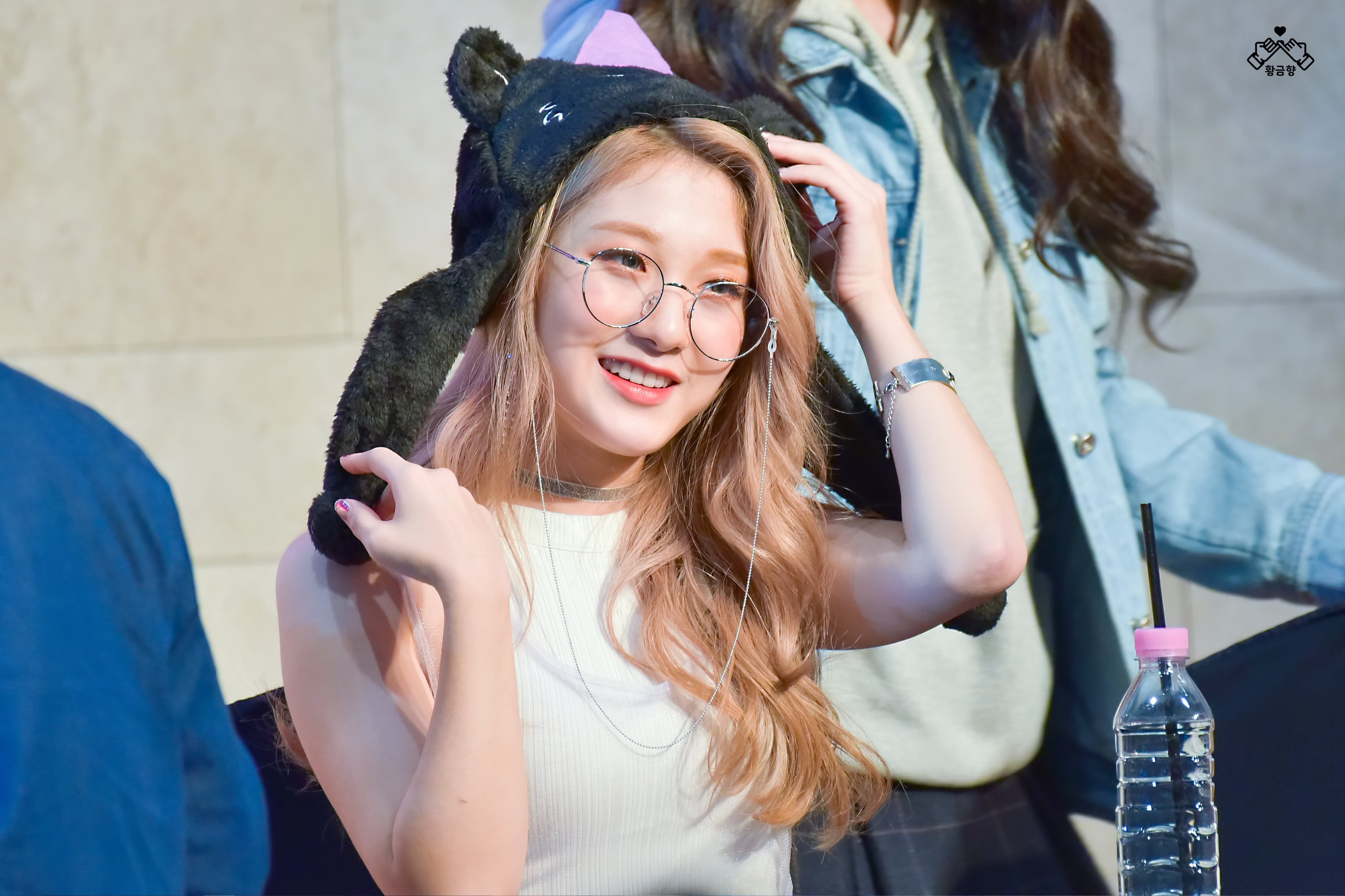 Seoyeon's hat | Scrolller