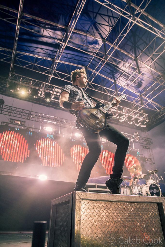 Seth on-stage | Scrolller