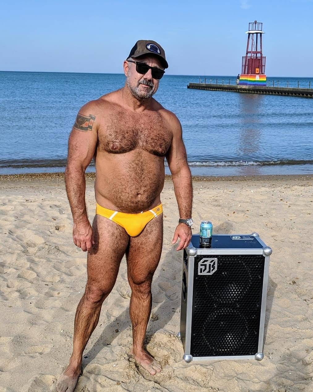 Sexy beach dad | Scrolller