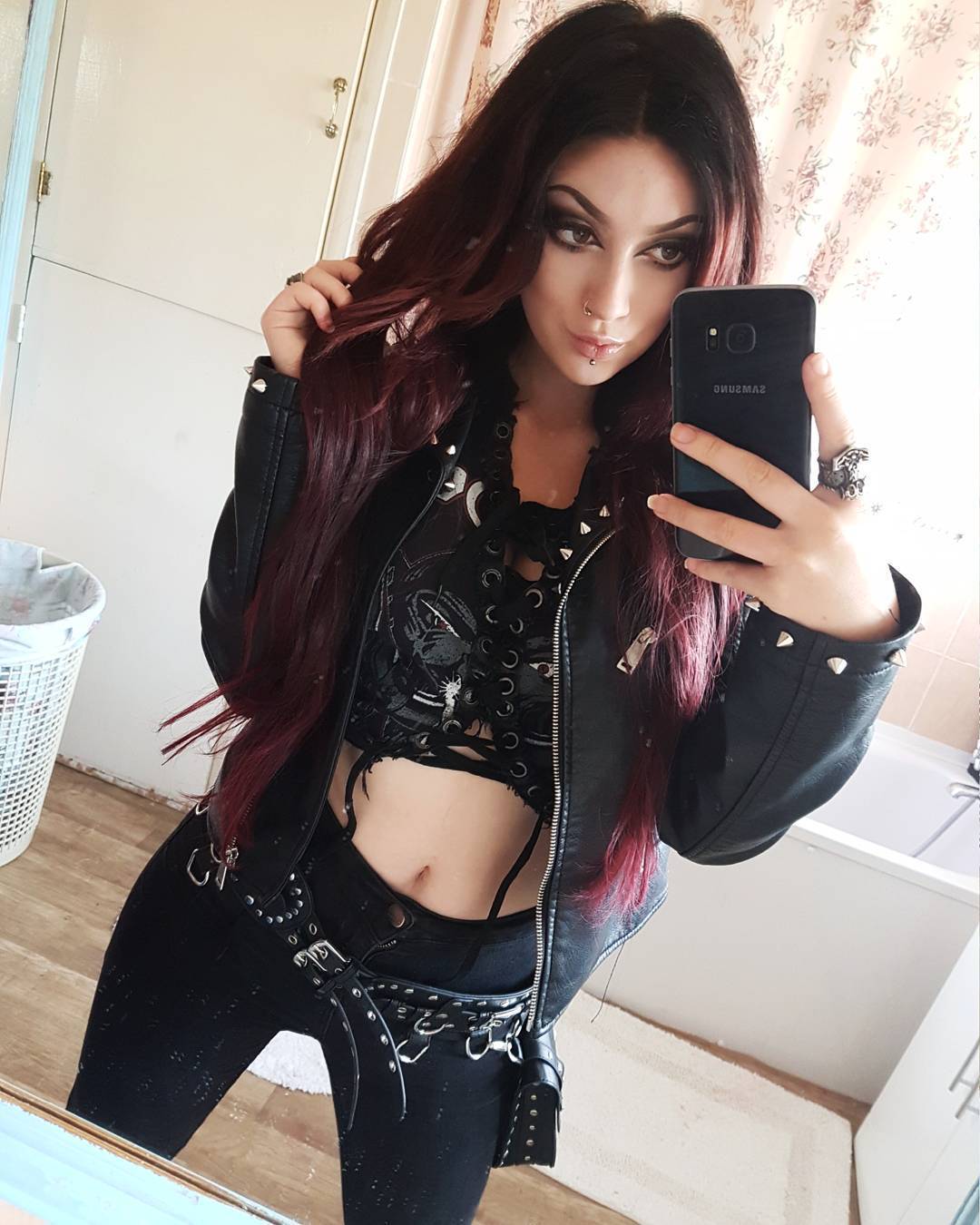 Sexy metal chick | Scrolller