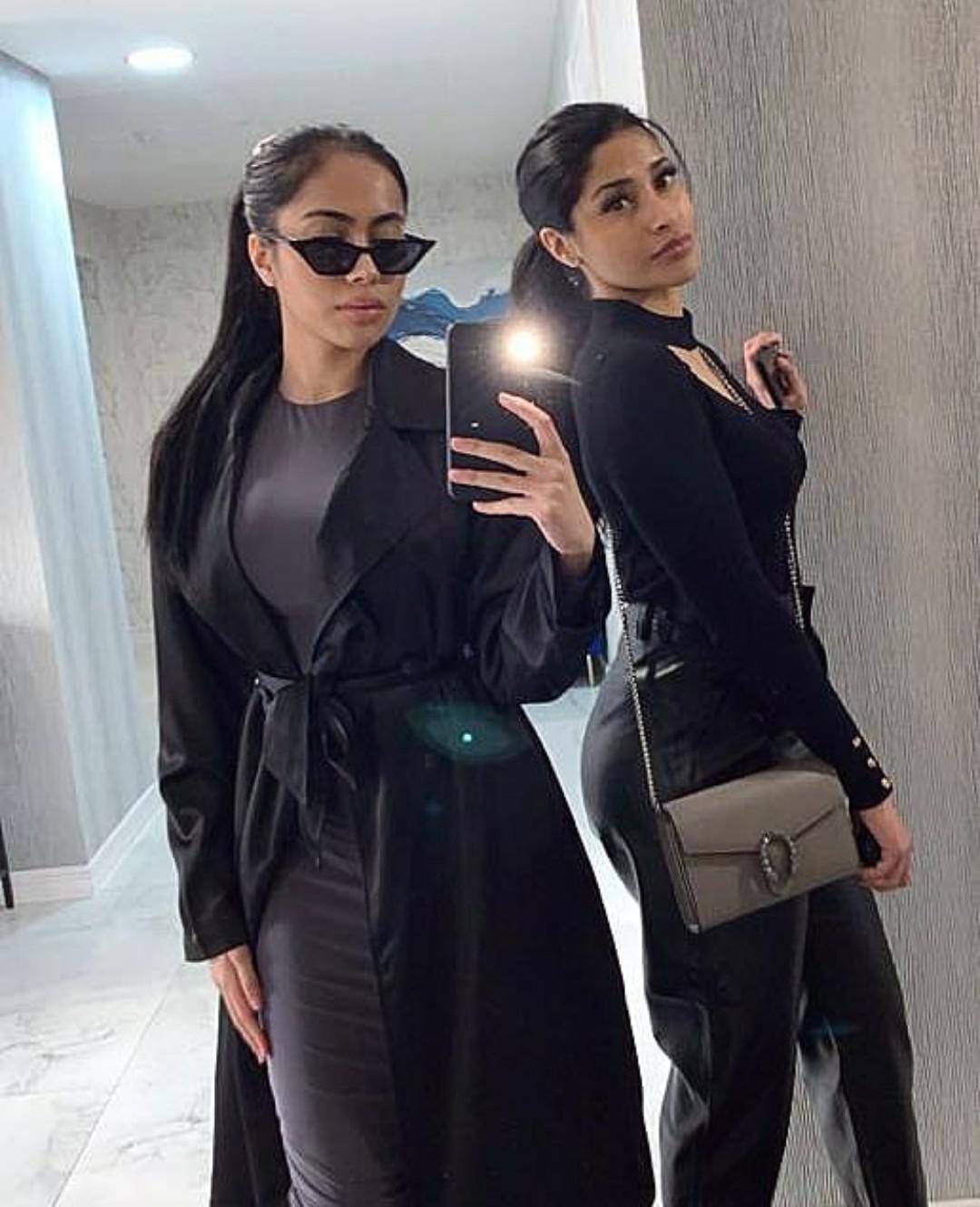 Sexy sisters | Scrolller