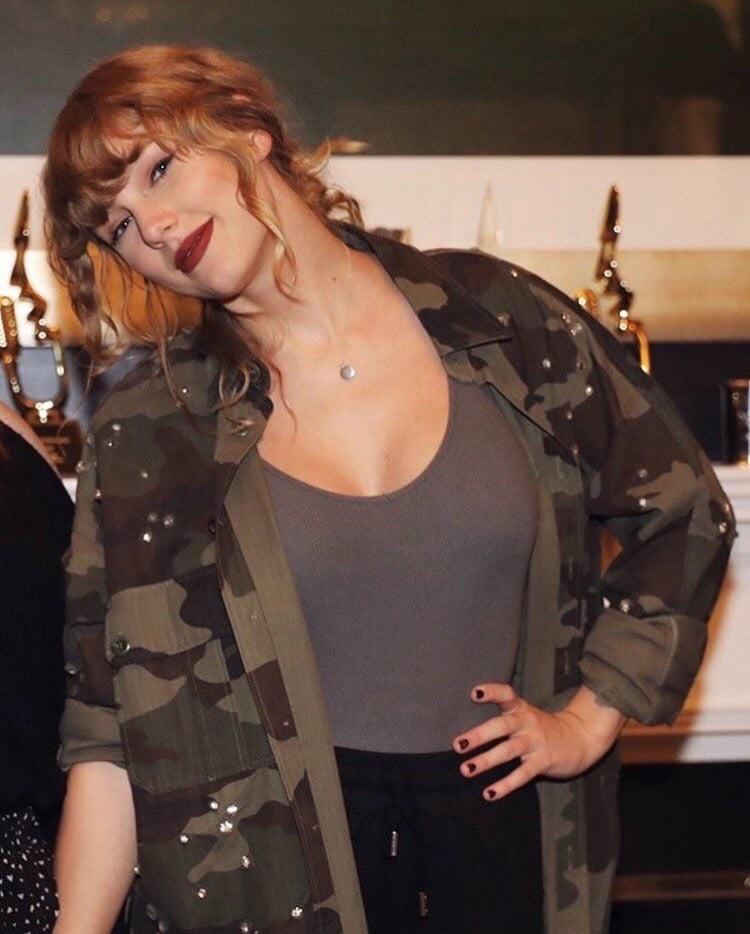 Sexy Taylor with some cleavage | Scrolller