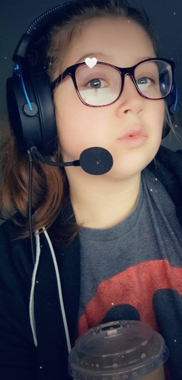 SFW pic! I was just feeling cute and wanted to show you! Imagine what's hiding under 😉 | Scrolller