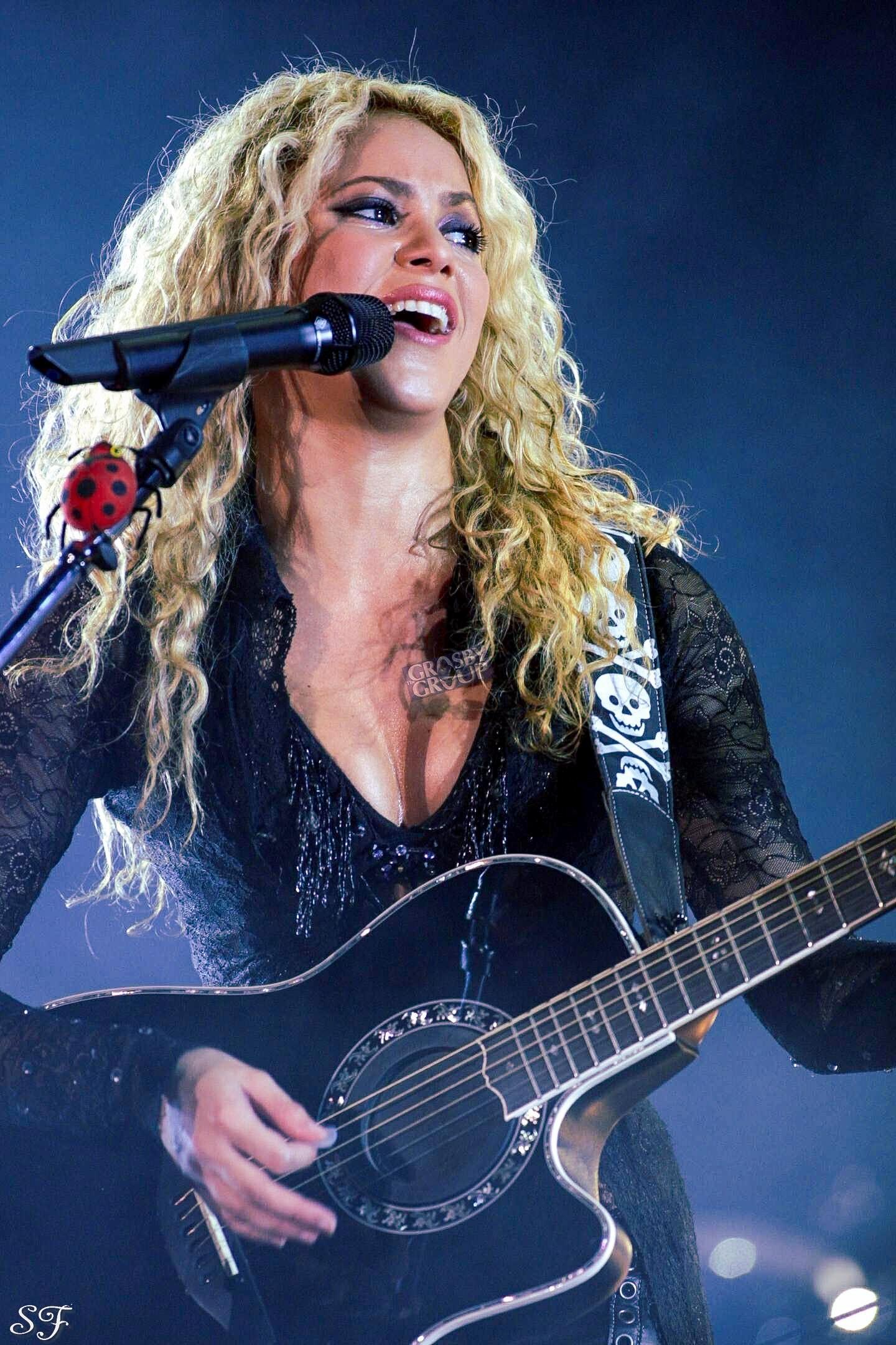 Shakira singing Inevitable during the Tour of the Mongoose | Scrolller