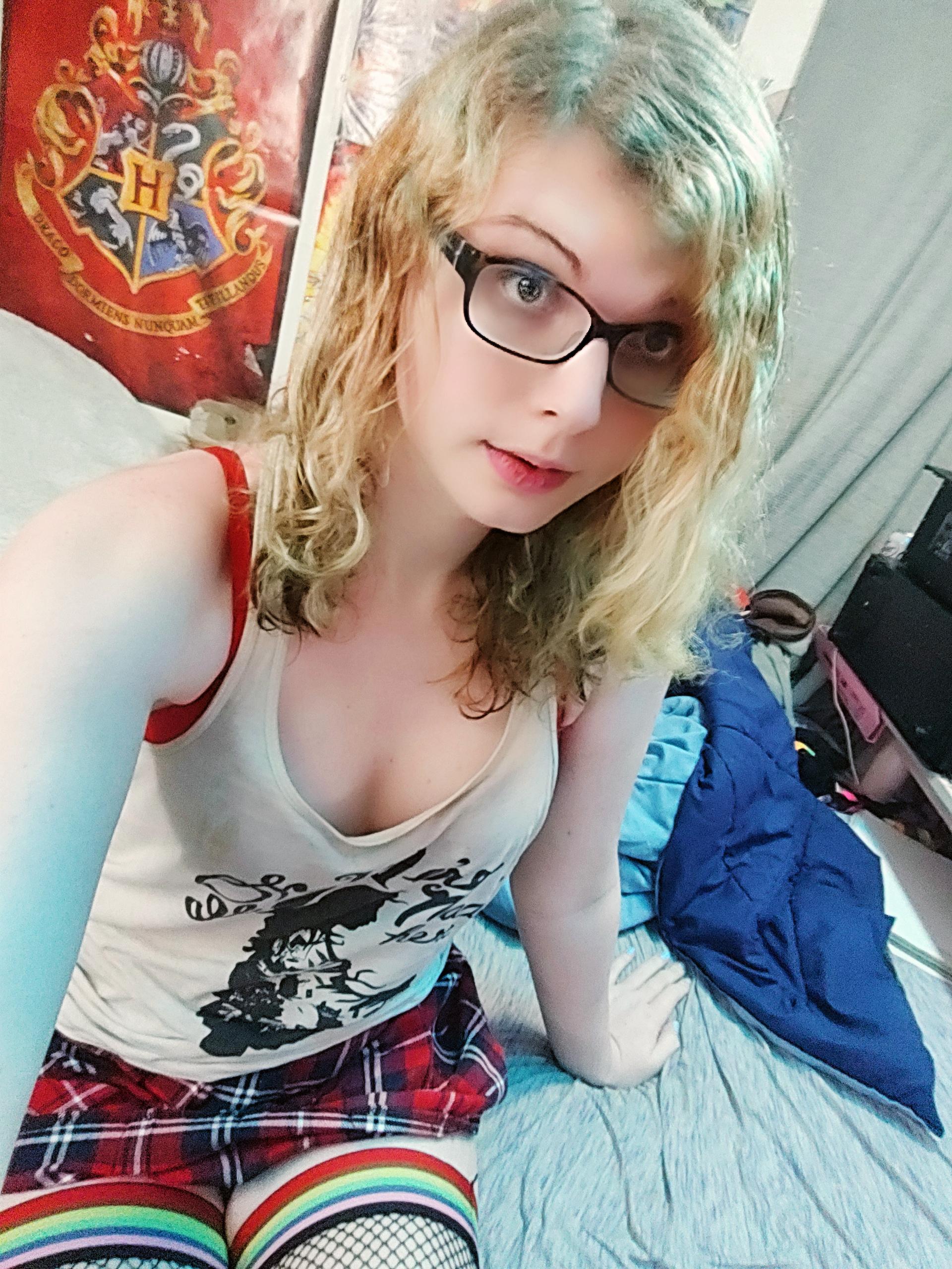 Shall I lift mine skirt me' lord? | Scrolller