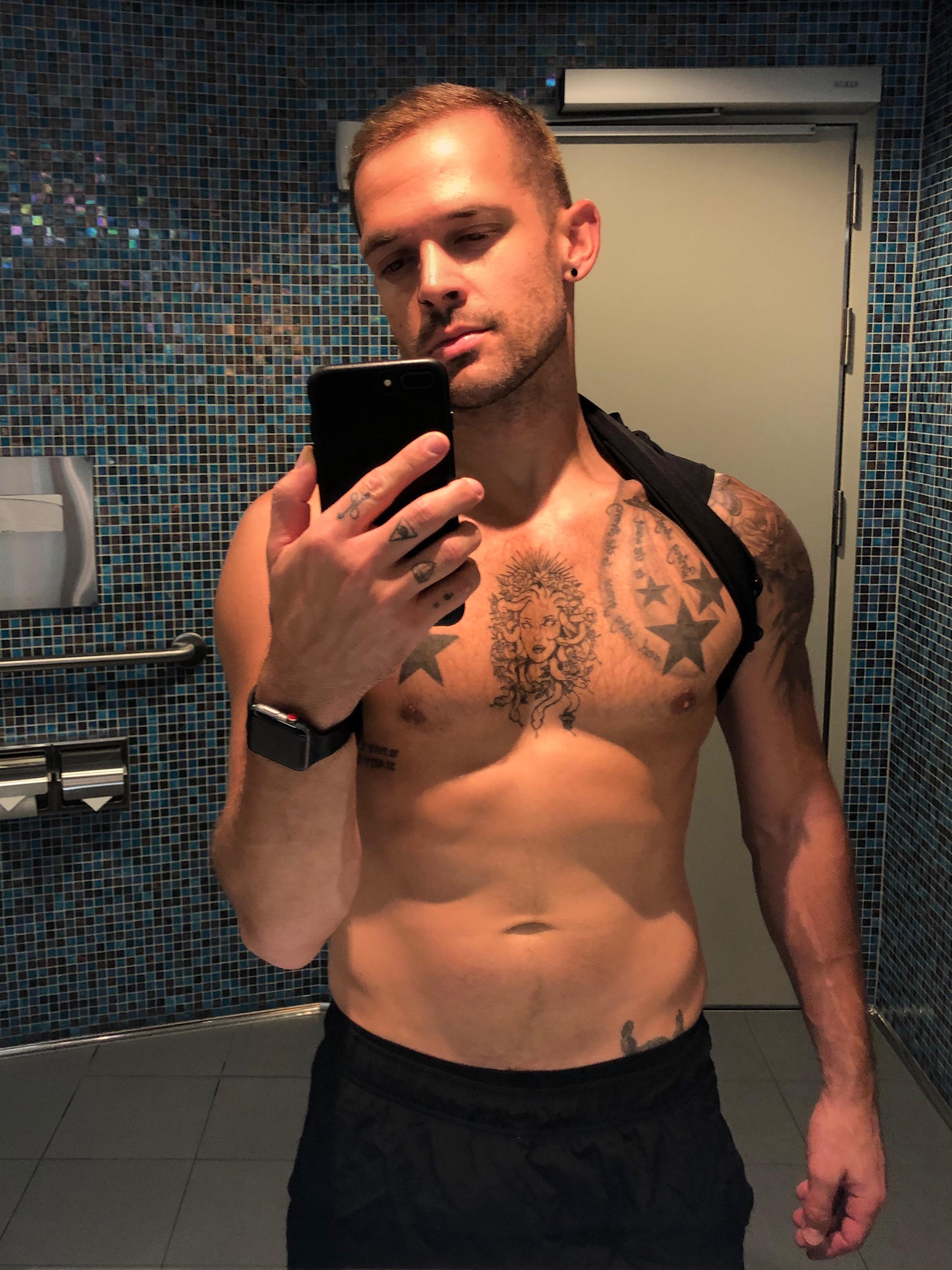 Shameless post gym selfie | Scrolller