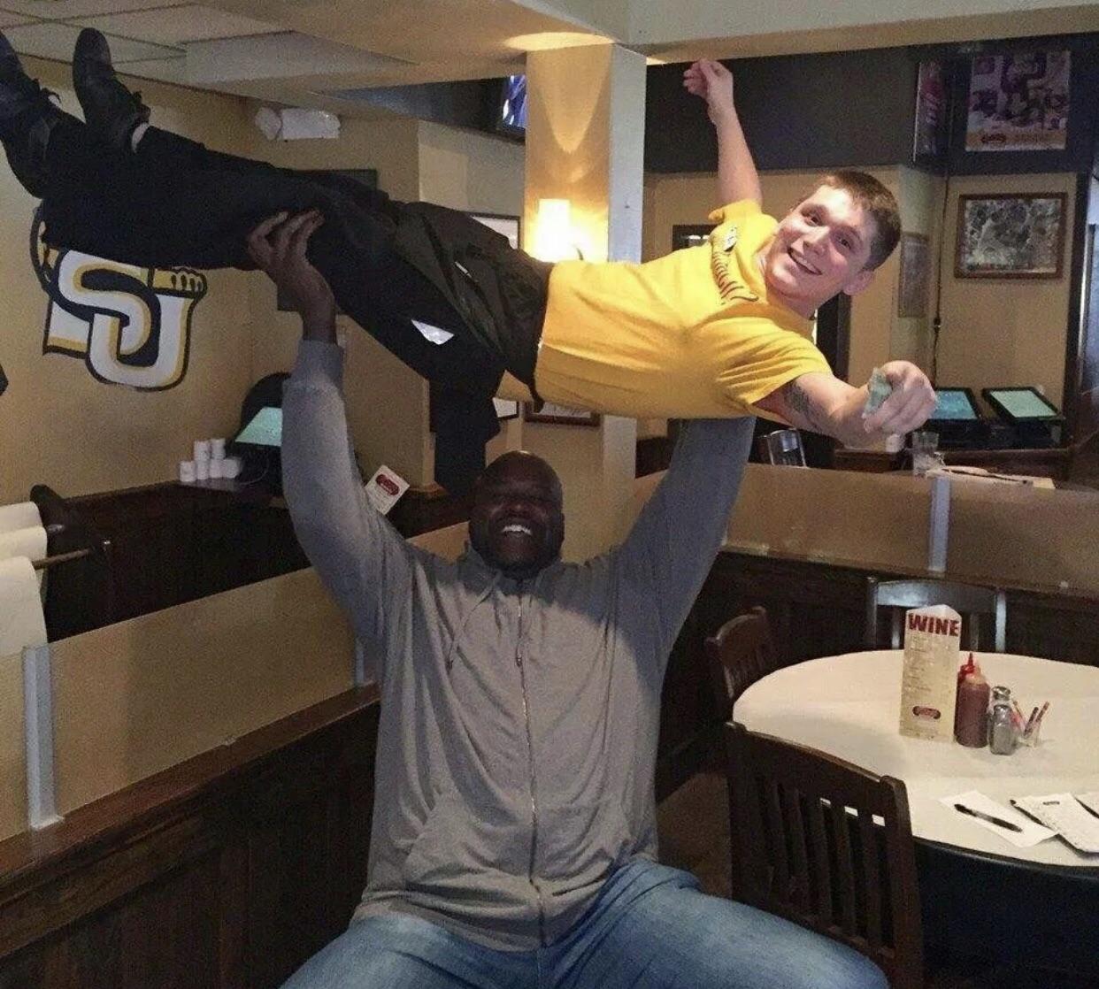 Shaq holding his waiter | Scrolller