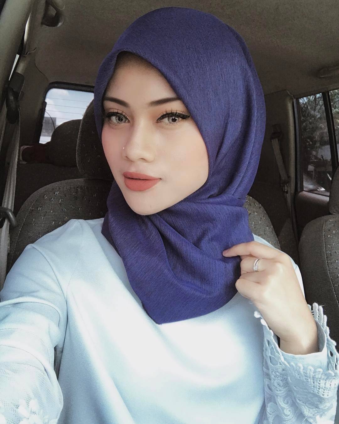 Sharp facial features~ | Scrolller