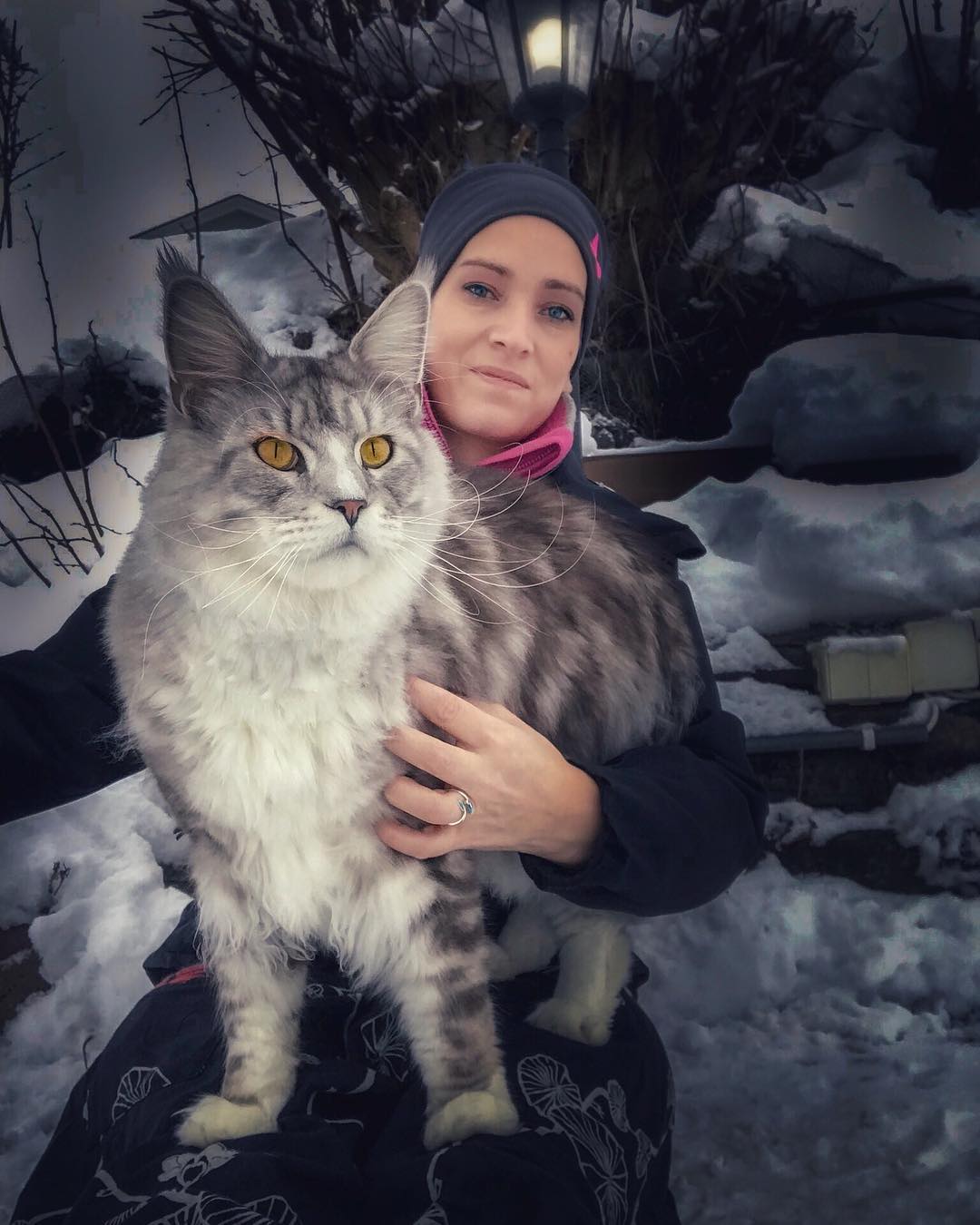 She braves the cold outdoors to show off her pussy in public | Scrolller