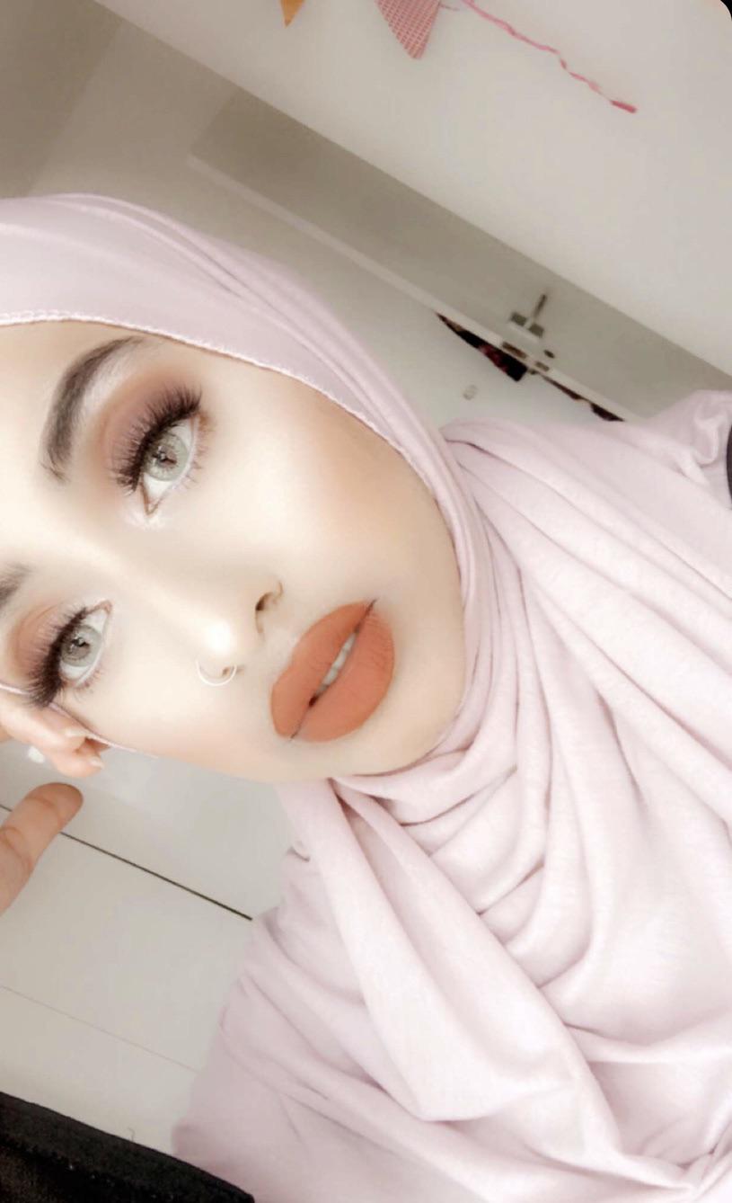 She covers her head but her lips want dick | Scrolller