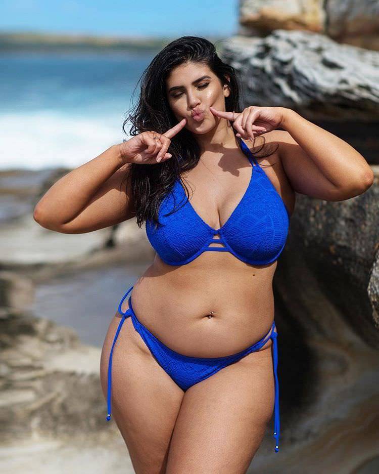 She is gorgeous and that belly looks delightful | Scrolller