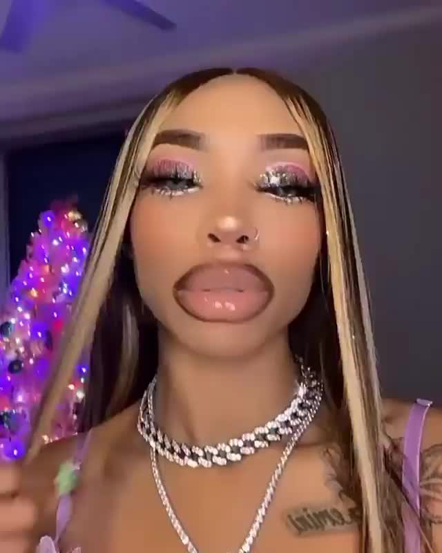 She knows how to show them off | Scrolller