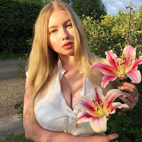 She likes flowers, hint hint | Scrolller