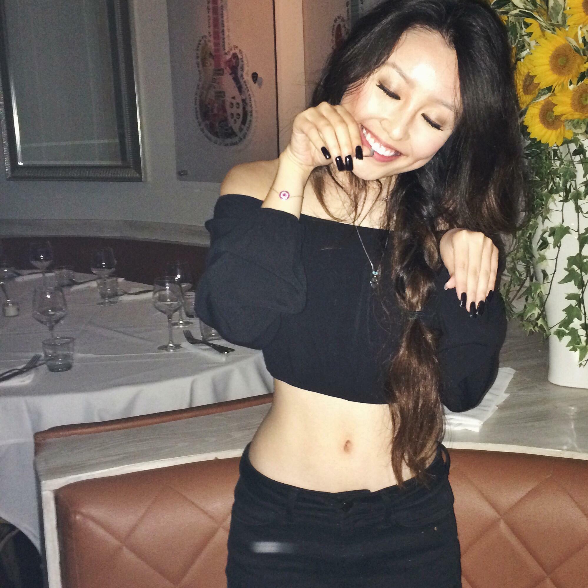 She looks so good in a crop top | Scrolller