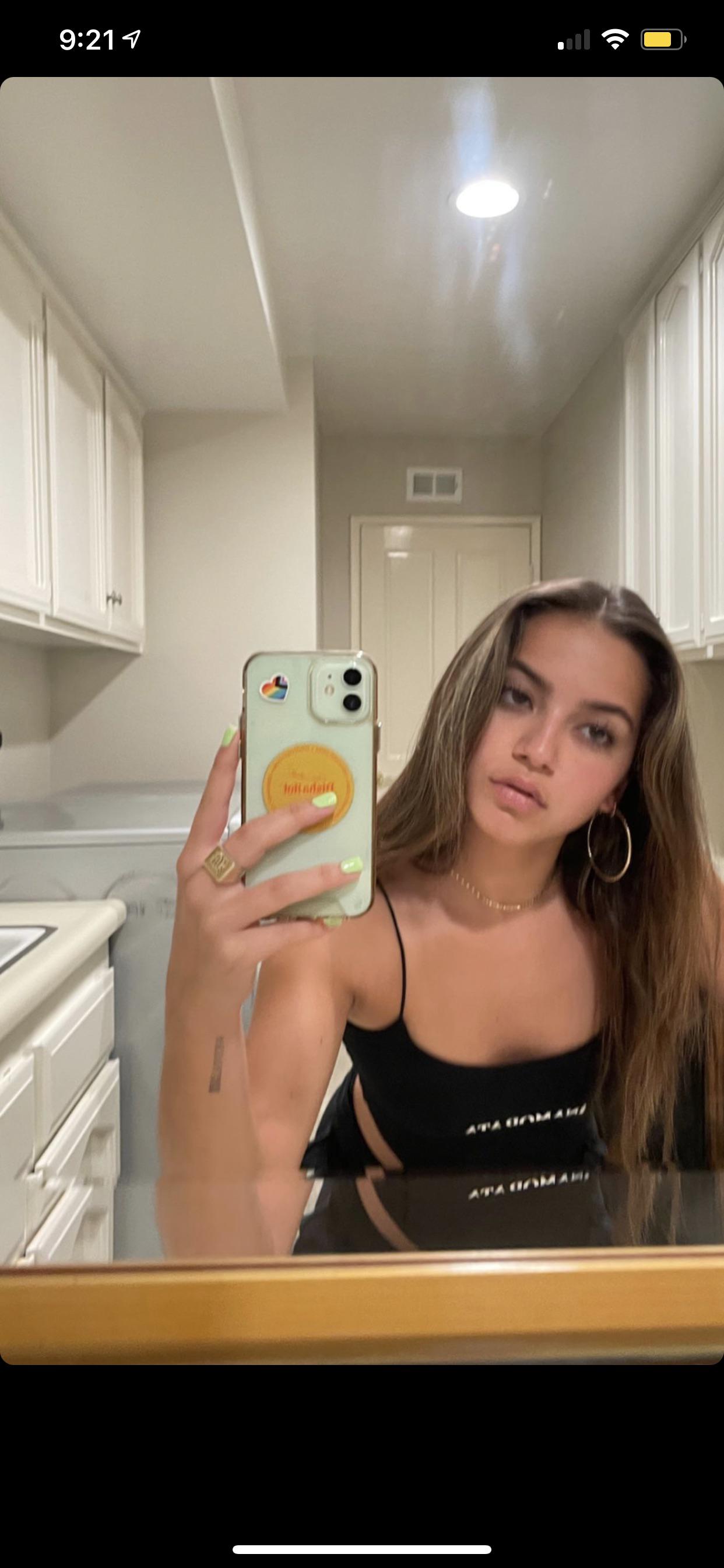 She looks so hot in this mirror selfie | Scrolller