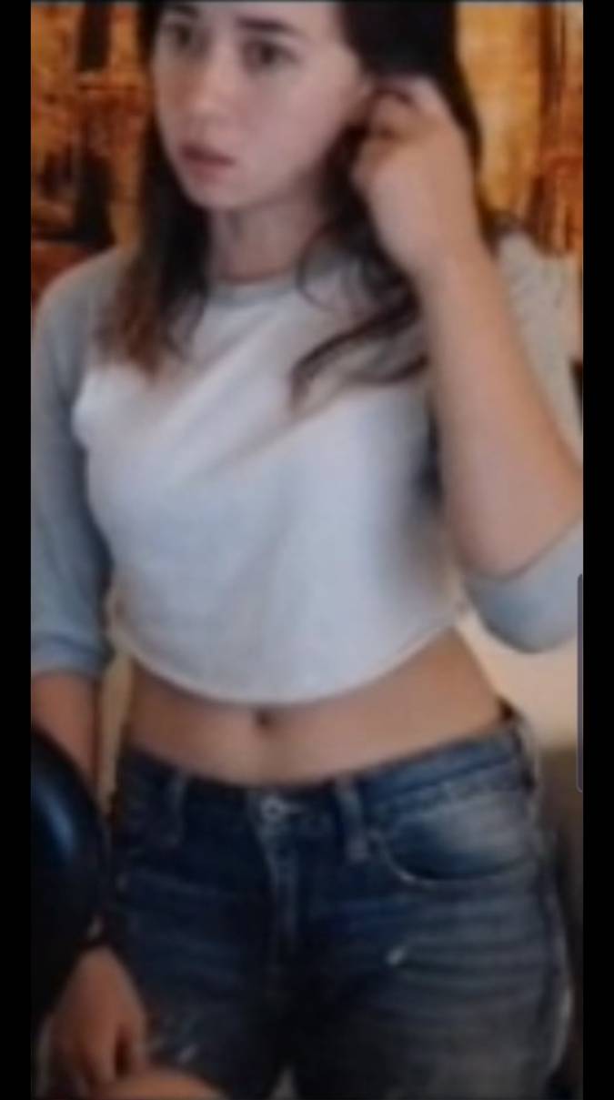 She loves crop tops 🤤 | Scrolller