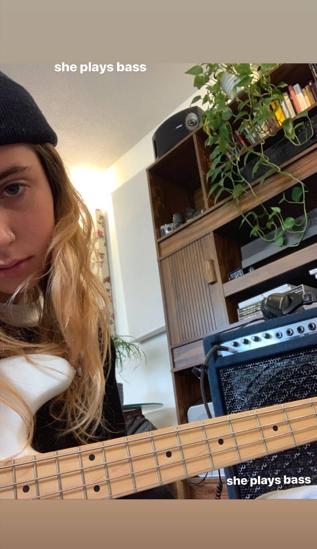 She plays bass | Scrolller