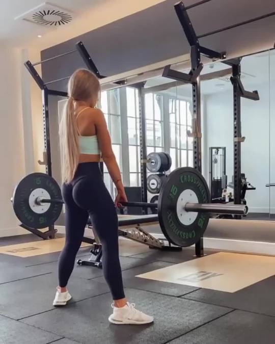 She squats | Scrolller