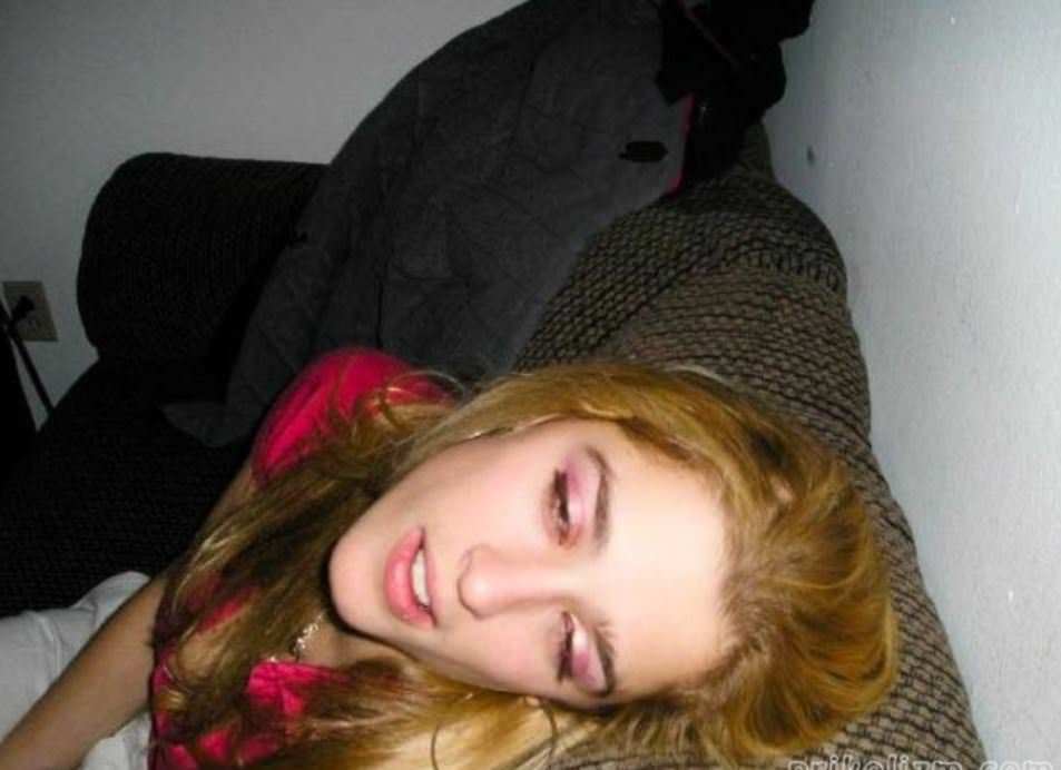 She's completely drunk | Scrolller