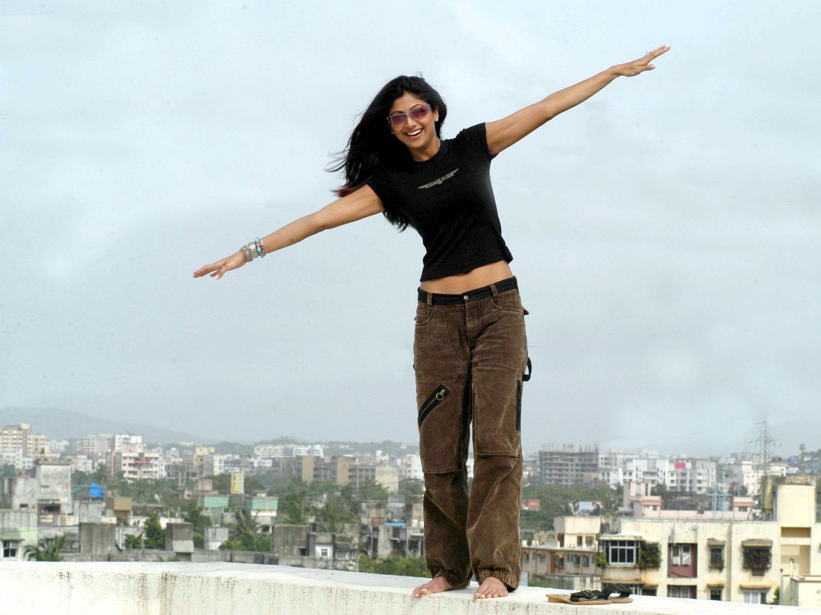 Shilpa Shetty balancing on the edge | Scrolller