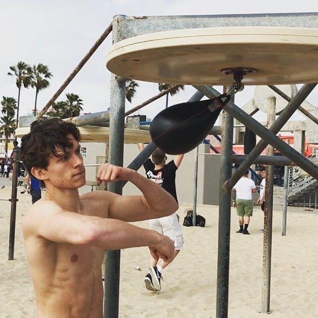🤜🏻 🥊 Shirtless Tom putting in work on the beach 🏖 | Scrolller
