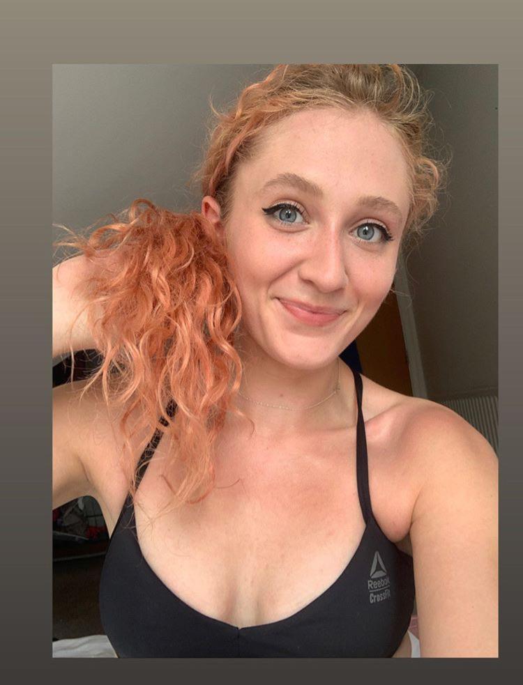 Showing off her lil titty cleavage | Scrolller